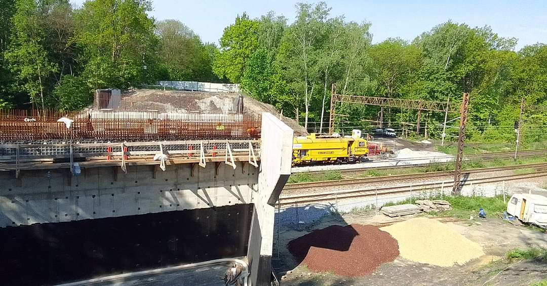Zabrze. Trwa przebudowa wiaduktu na ulicy Roosevelta: wraca ruch pociągów. Kiedy koniec prac?