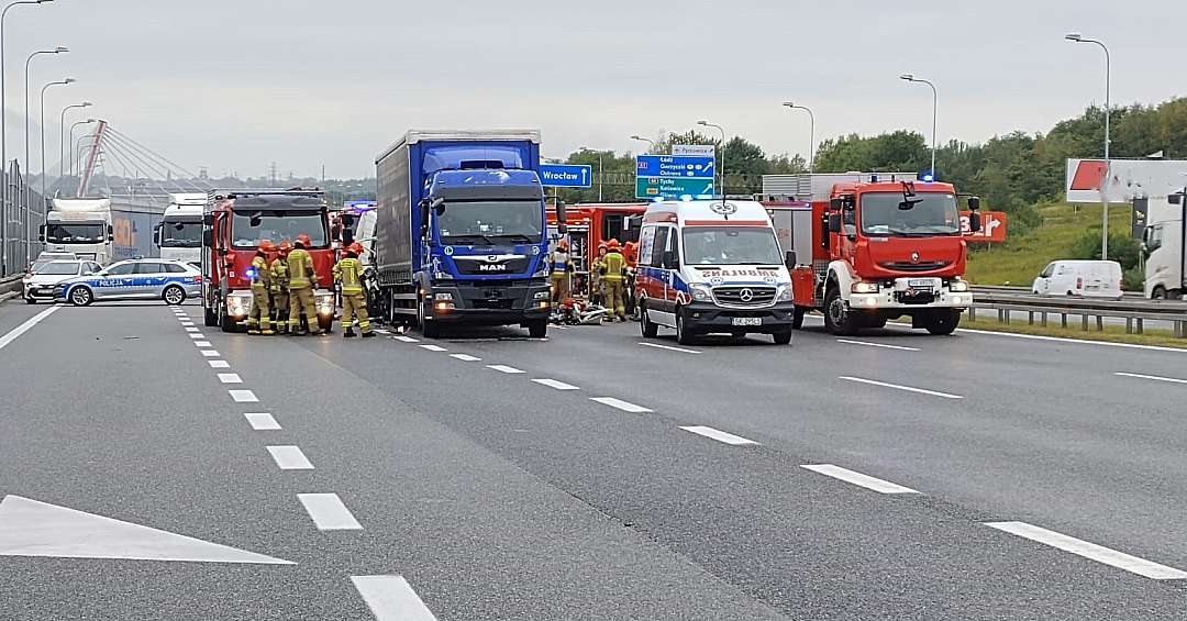 Tragiczny wypadek na A4 w Zabrzu. Nie żyje kierowca busa. „Wjechał w tył naczepy tira”